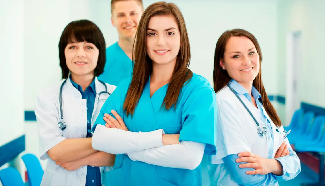 Componenti della divisa da infermiere: capi essenziali e funzioni ...